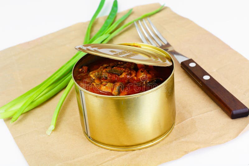 Spratto Inscatolato Del Pesce in Salsa Al Pomodoro Fotografia Stock ...