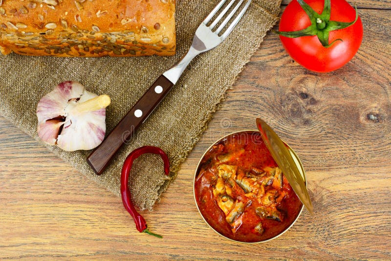 Spratto Inscatolato Del Pesce in Salsa Al Pomodoro Immagine Stock ...