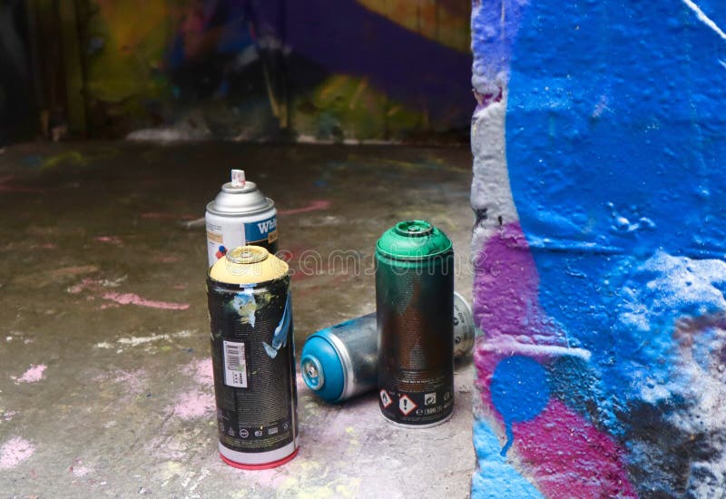 Spraydosen In Einer Graffiti-Gasse In Melbourne Stockfoto - Bild von ...