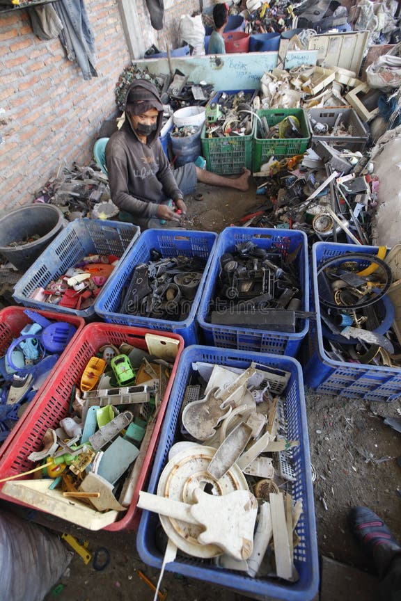 Spreco della plastica fotografia editoriale. Immagine di spreco - 40109386