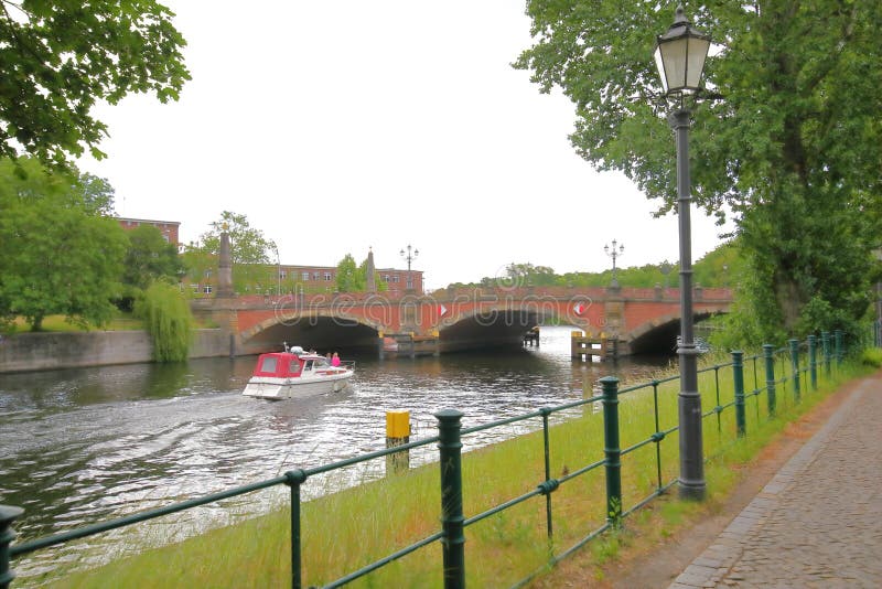 Spree River Cityscape Berlin Deutschland Stockfoto - Bild von boot ...