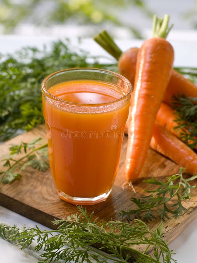 Succo di carota immagine stock. Immagine di grezzo, vetro - 15601943