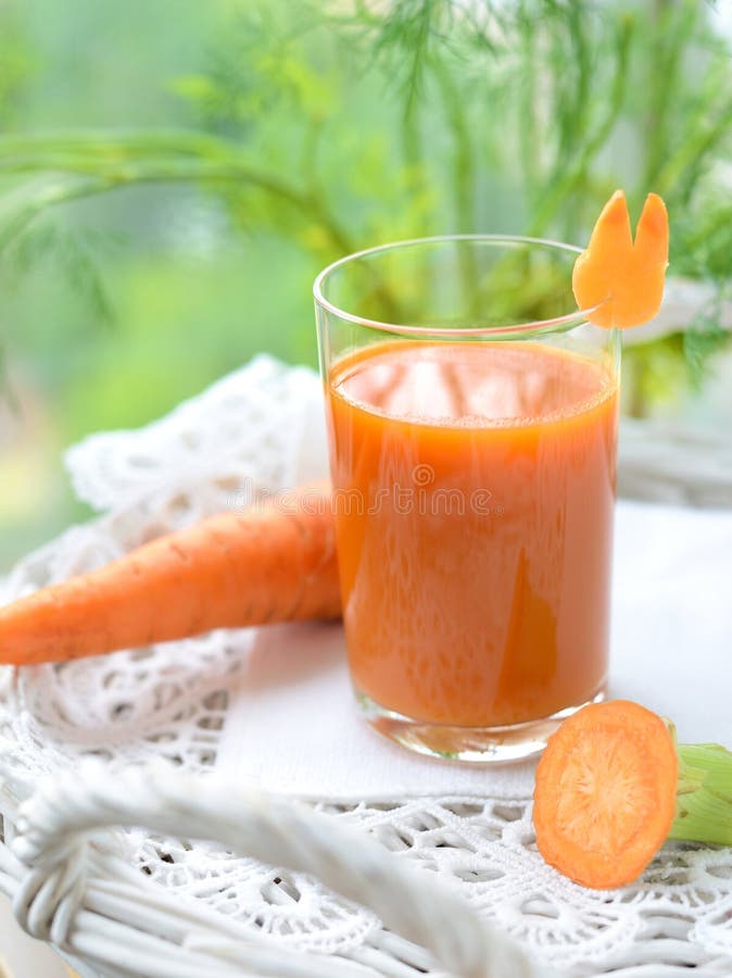 Succo di carota fotografia stock. Immagine di vetro, alimento - 58148294