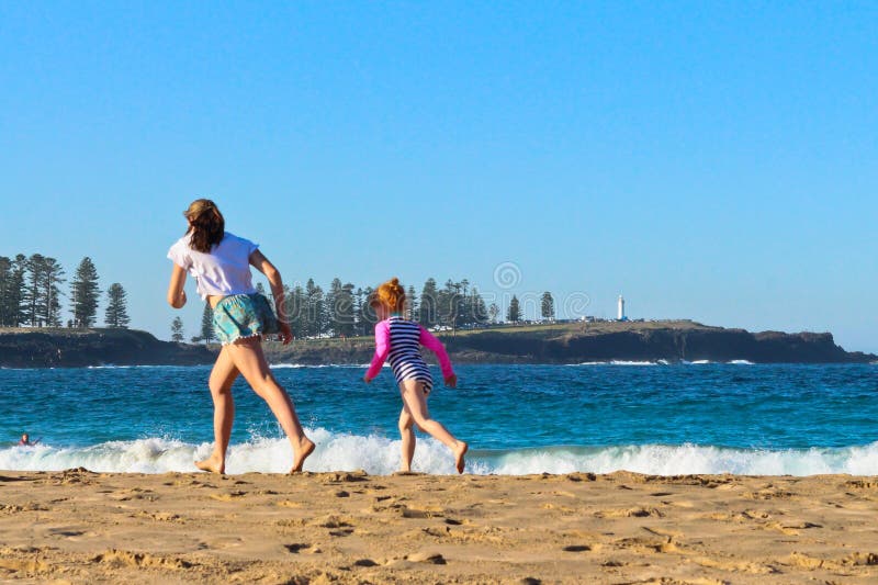 Spring Day at Kendalls Beach, Kiama Editorial Photo - Image of little ...