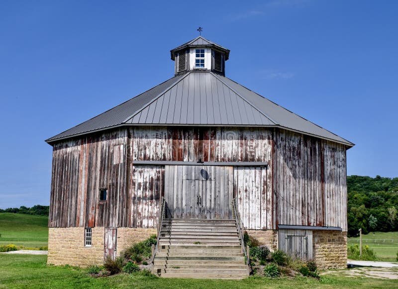 Spring Green Octagonal Barn #1 Editorial Image - Image of spring ...