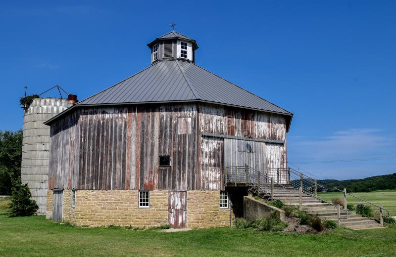 Spring Green Octagonal Barn #2 Editorial Photo - Image of late, barn ...