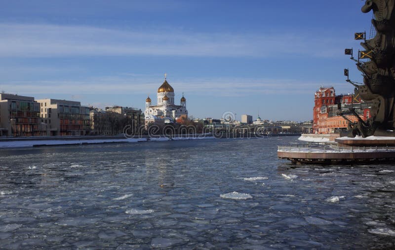 Spring in Moscow editorial photography. Image of cityscape - 195064117