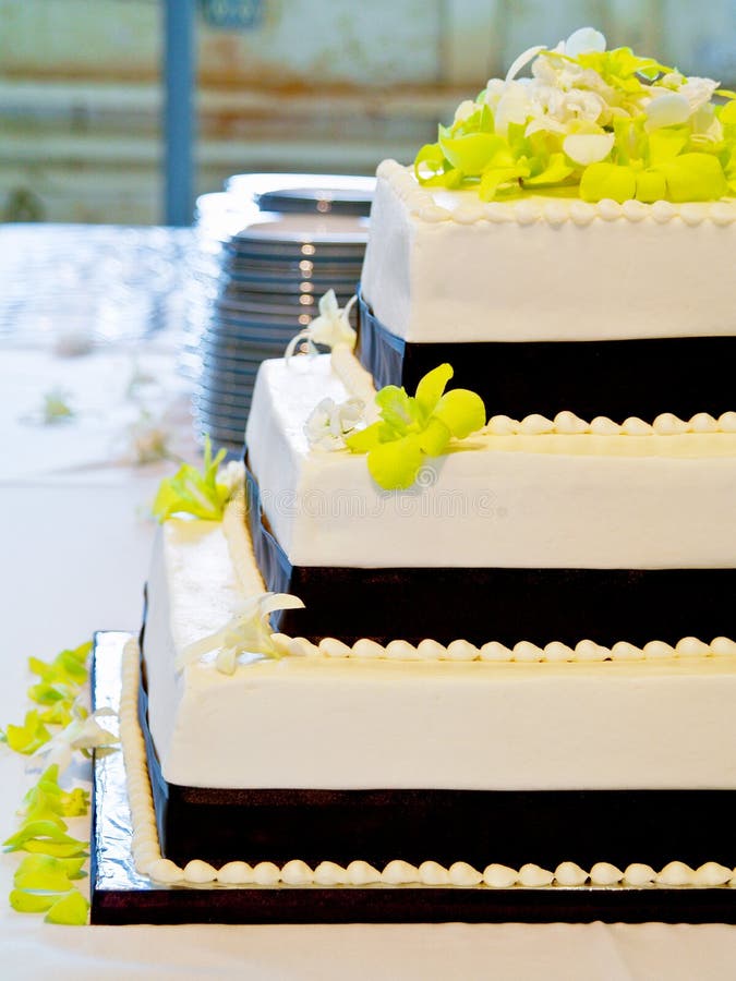 Spring Wedding Cake Side View Stock Photo - Image of green, view: 20984018