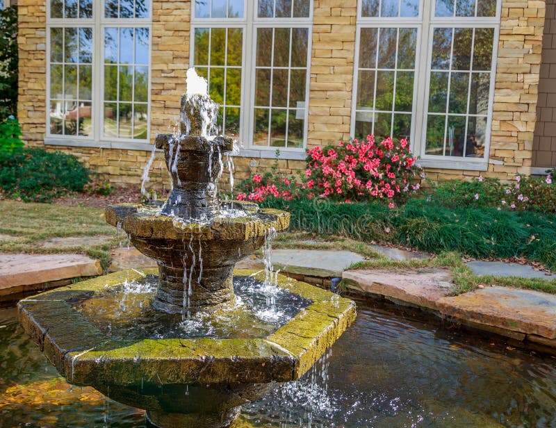 Springbrunn fotografering för bildbyråer. Bild av fridsamt - 62372069