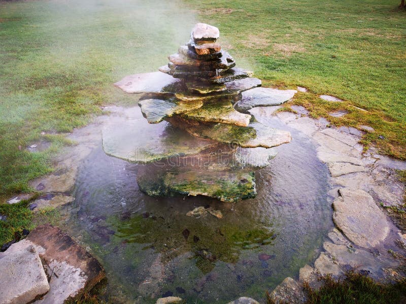 Springbrunn Med Varmt Termiskt Vatten Arkivfoto - Bild av geotermiskt ...