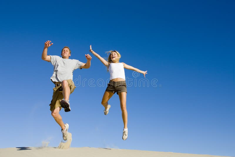 Springen mit Freude stockfoto. Bild von energie, aktiv - 9453856