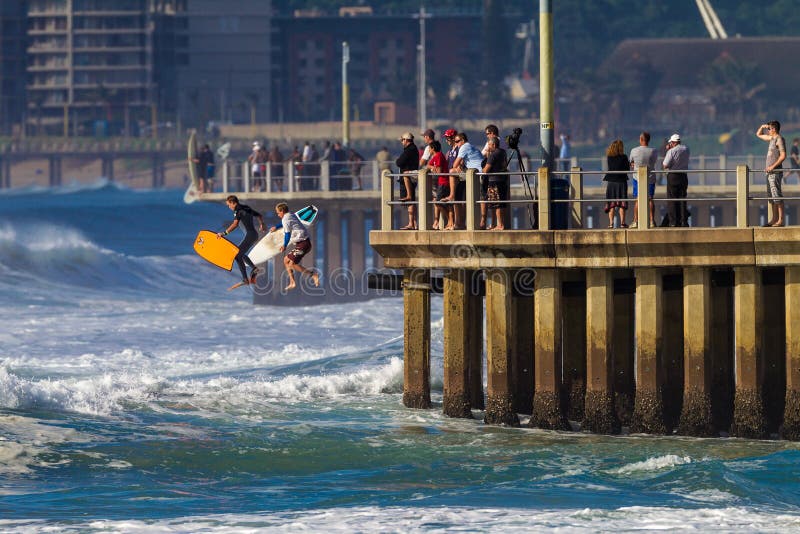 Springen Sie Zonen-große Wellen Redaktionelles Foto - Bild von foto ...