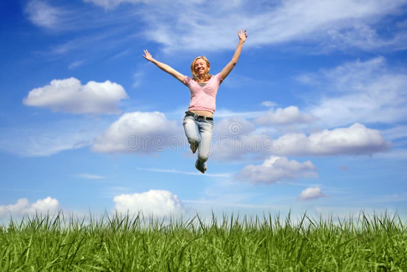 Springende Frau im Freien stockbild. Bild von lachen, mädchen - 2190757