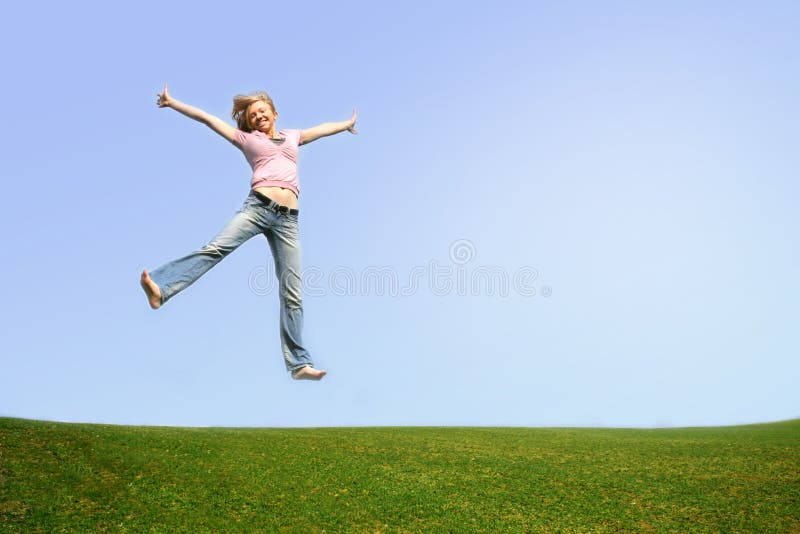 Springende Frau im Freien stockbild. Bild von lachen, mädchen - 2190757