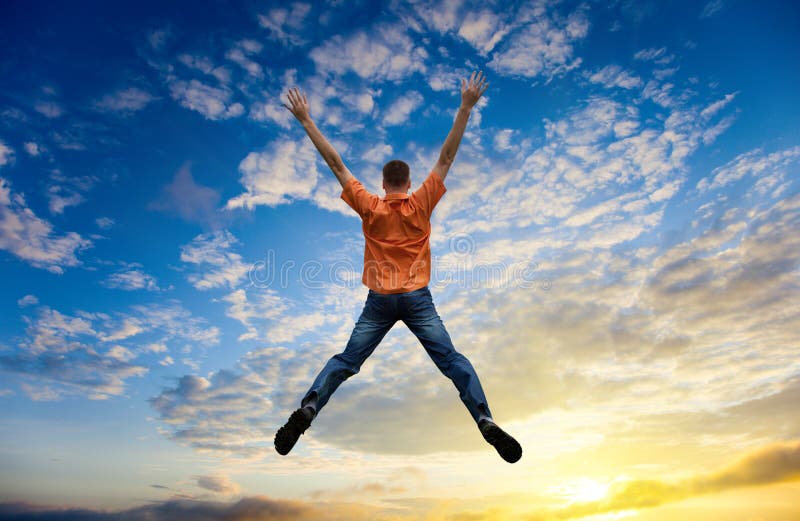 Springende Mens De Jonge Gekke Mens Springt Op Rotsachtige Top Boven ...