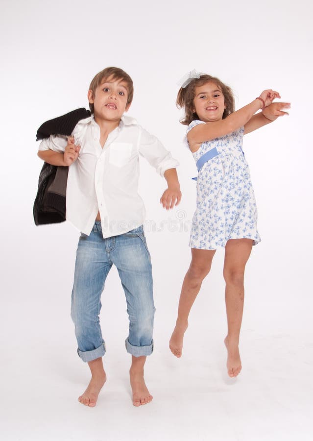 Springende Kinder stockbild. Bild von geschwister, gefühl - 29239045