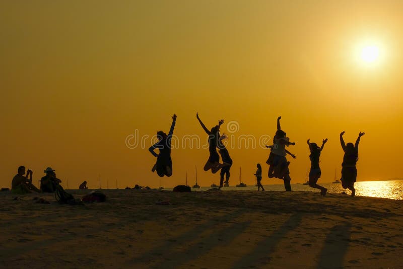 Springende Leute Auf Dem Strand Stockfoto - Bild von foto, freunde ...