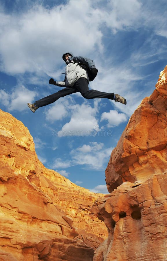 Springen stockfoto. Bild von berg, froh, gesundheit, freiheit - 24120414