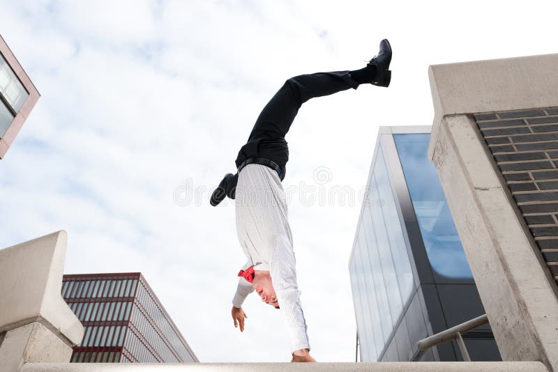 Springender junger Mann stockfoto. Bild von büro, draussen - 18893128