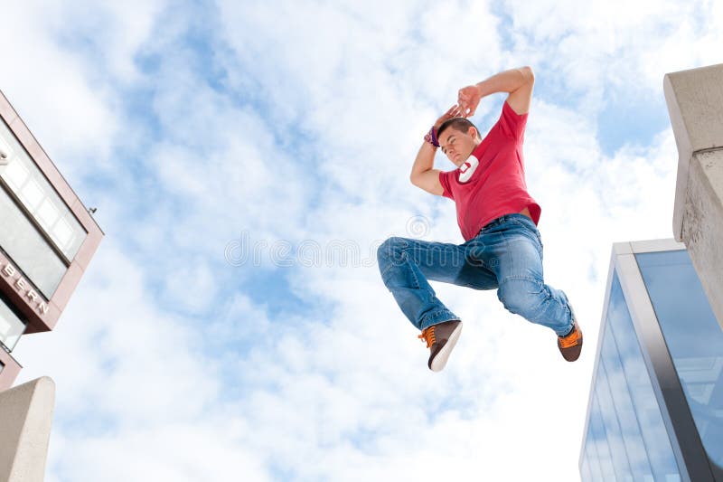 Springender junger Mann stockfoto. Bild von büro, draussen - 18893128
