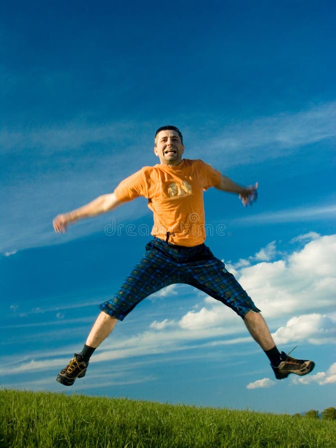 Der Mann Springend Auf Eine Wiese Stockfoto - Bild von glücklich ...