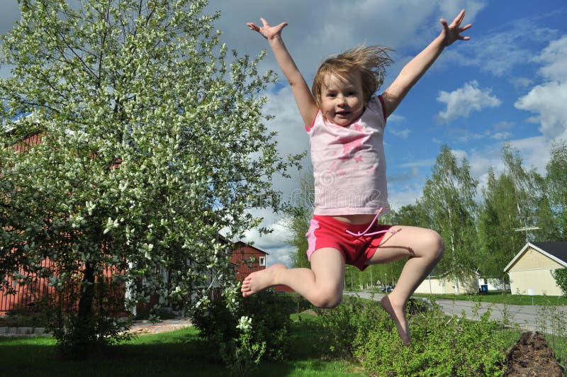 Springendes Mädchen stockbild. Bild von schönheit, blau - 14496787