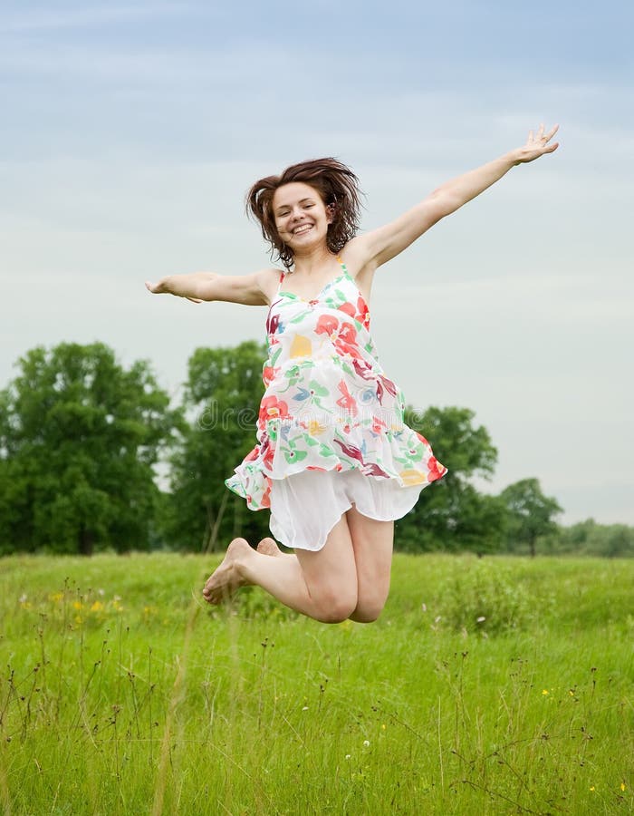 Springendes Mädchen am Getreidefeld Stockbild - Bild von nave, springen ...