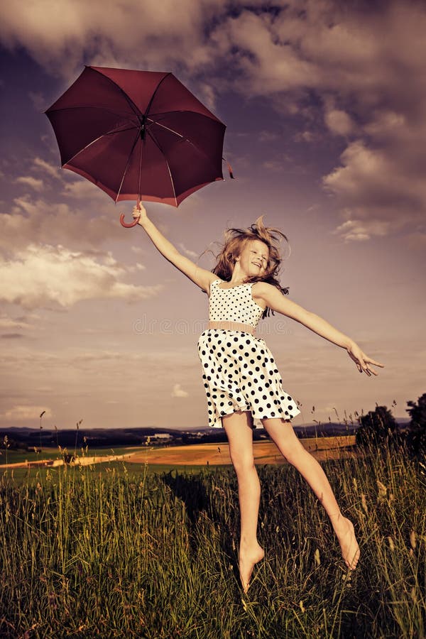 Springendes Mädchen Mit Regenschirm Stockbild - Bild von leute, wind ...