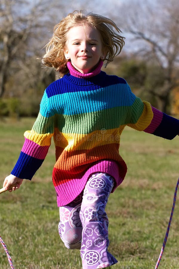 Springendes Seil Des Mädchens Stockbild - Bild von glück, freundlich ...