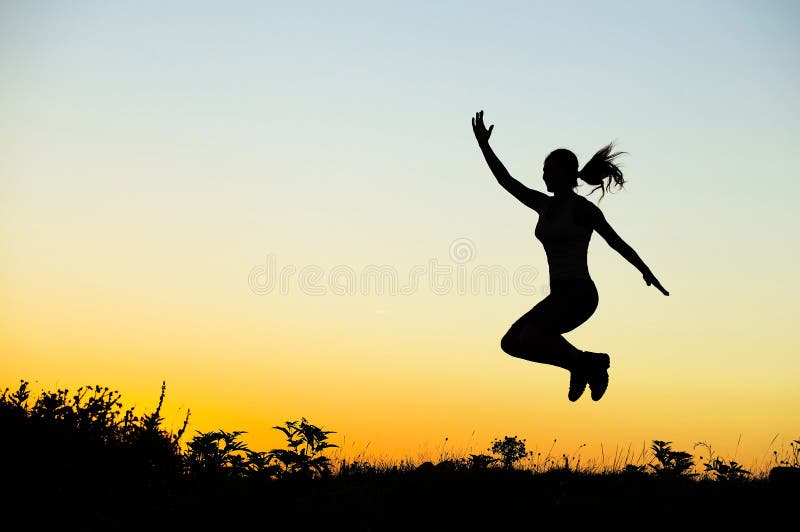 Springende Frau stockfoto. Bild von gesund, glück, energie - 5028424