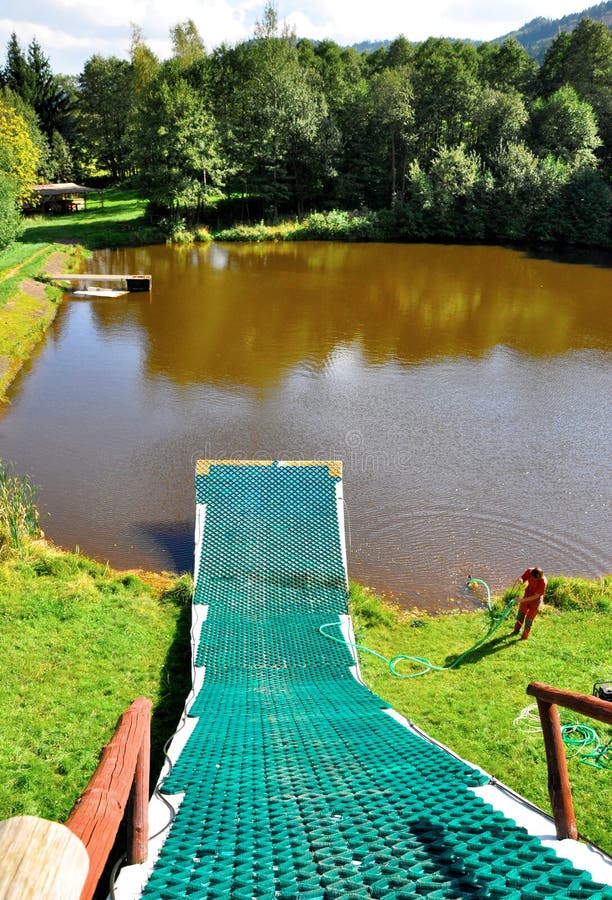 Springplank in de zomer stock foto. Image of vreedzaam - 35333684