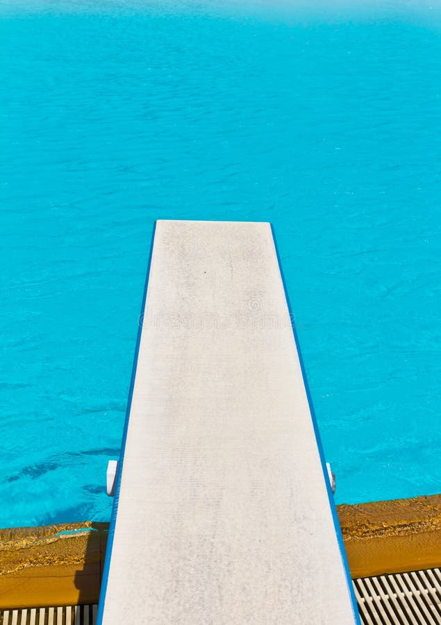 Springplank op zwembad stock afbeelding. Afbeelding bestaande uit ...