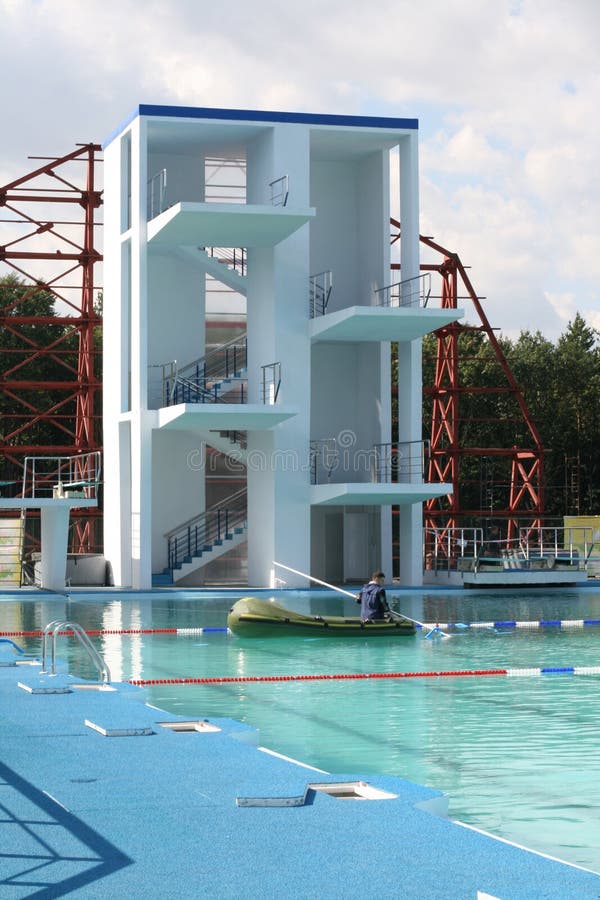 Springplank Voor Sprongen in Water Stock Foto - Image of duiker, mening ...