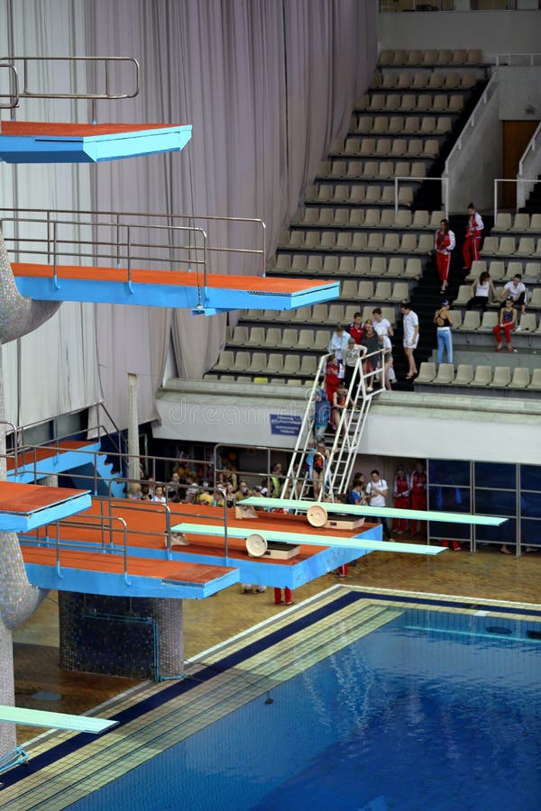 Springplank Voor Sprongen in Water in Complexe Sport Redactionele Foto ...