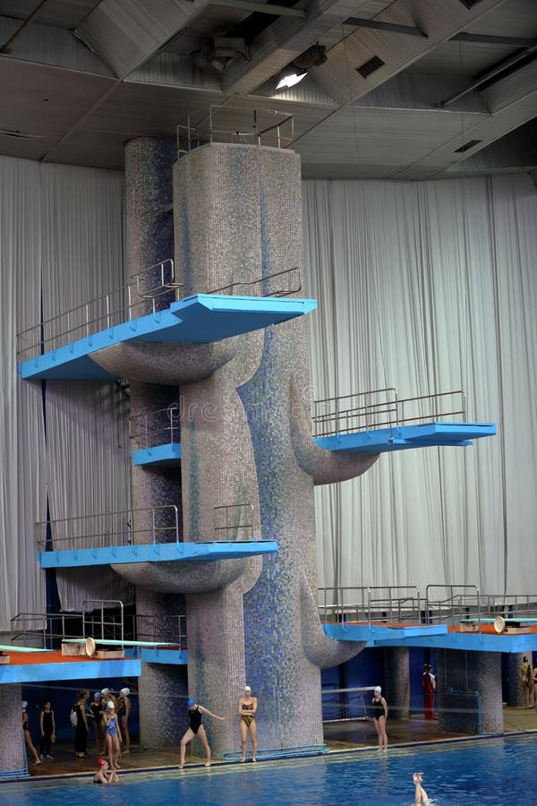 Springplank Voor Sprongen in Water in Complexe Sport Redactionele Foto ...