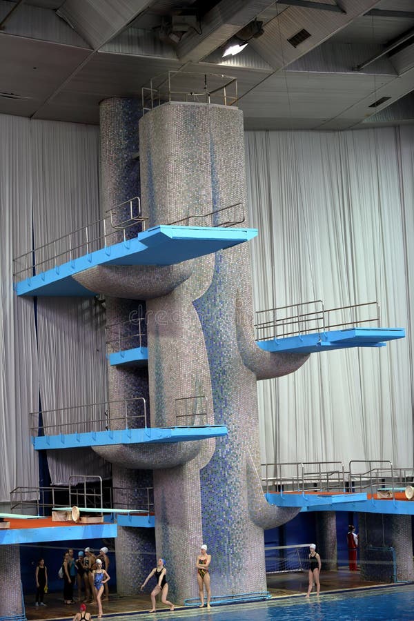 Springplank Voor Sprongen in Water in Complexe Sport Redactionele Stock ...