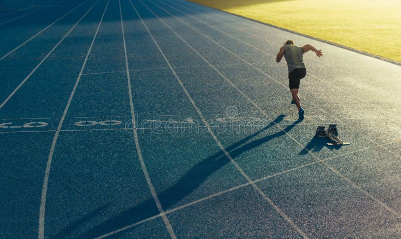 Sprinter, Der Einen Startblock Verwendet, Um Ihren Sprint Auf Einem ...