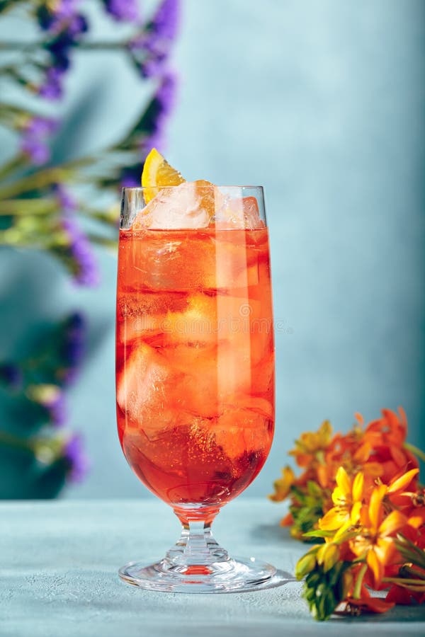 Spritz a bebida de Aperol foto de stock. Imagem de alimento - 100999434