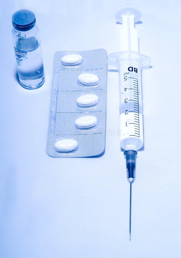 Spritze mit einer Ampulle. stockfoto. Bild von immun, krankenhaus - 2525546