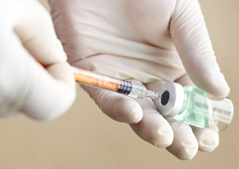 Vorbereiten Der Einspritzung Mit Spritze Und Phiole Stockfoto - Bild ...