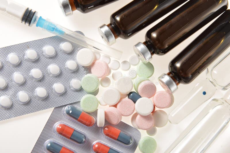 Medizinische Ampullen Und Spritze Und Fieberthermometer Und -tabletten ...