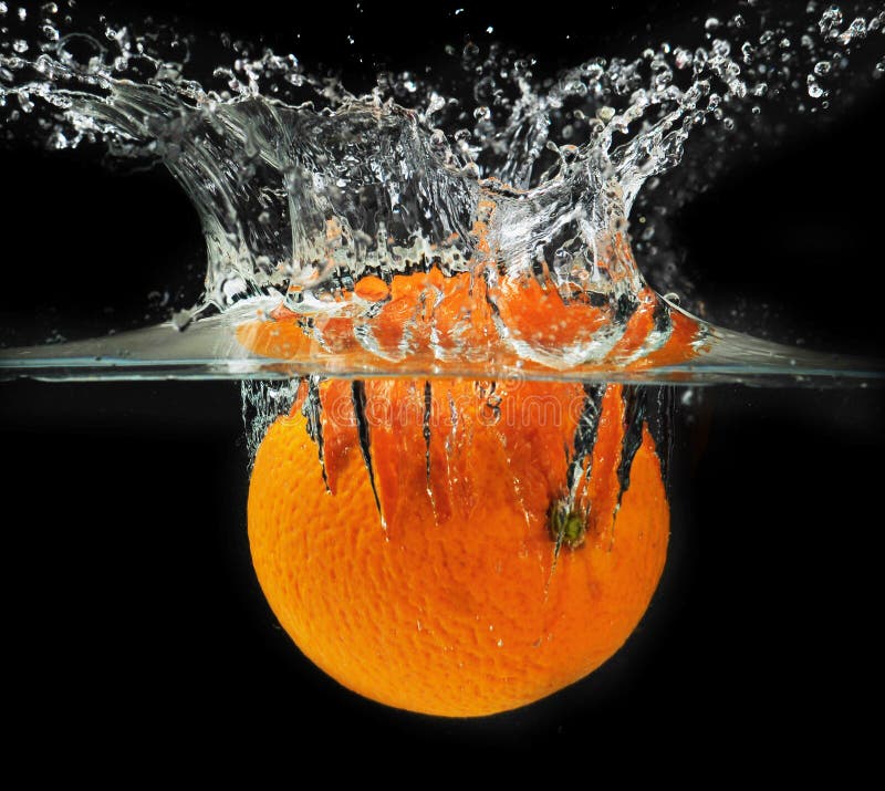Spritzen Des Orangensaftes Auf Weiß Stockfoto - Bild von gelb ...