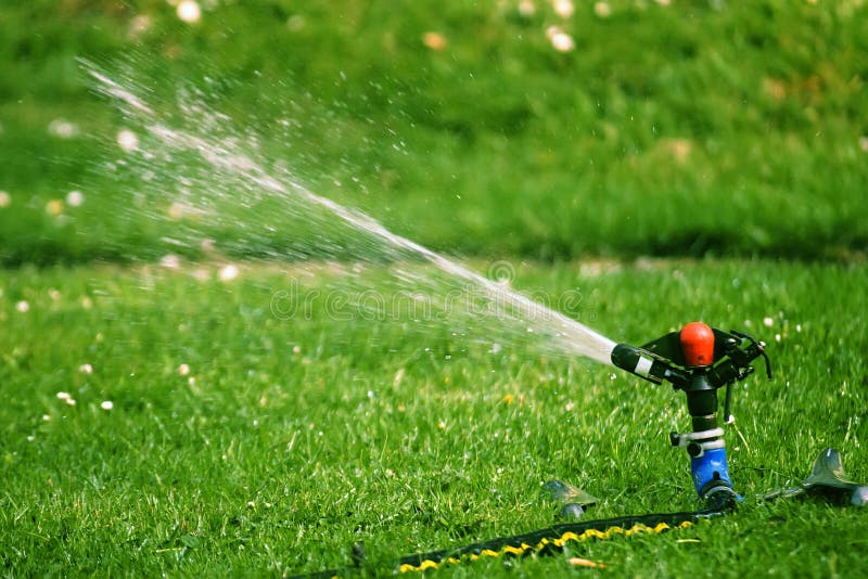 De Sproeier Van Het Watergazon Stock Foto - Image of daling, pomp: 41352750