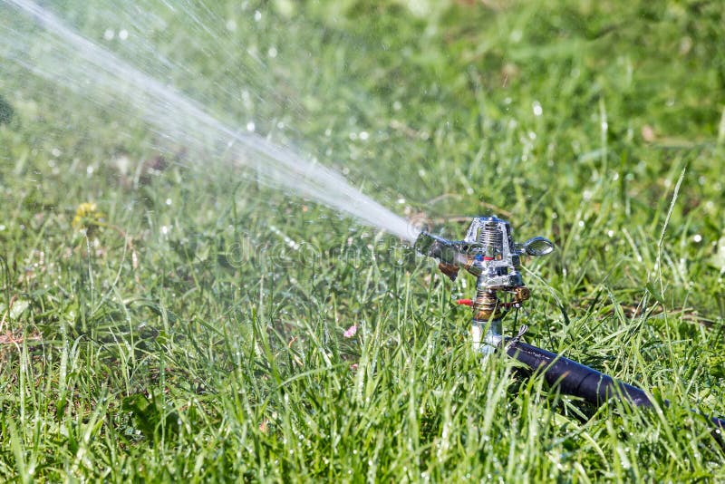 Watersproeier stock foto. Image of landbouw, gazon, groen - 32825558