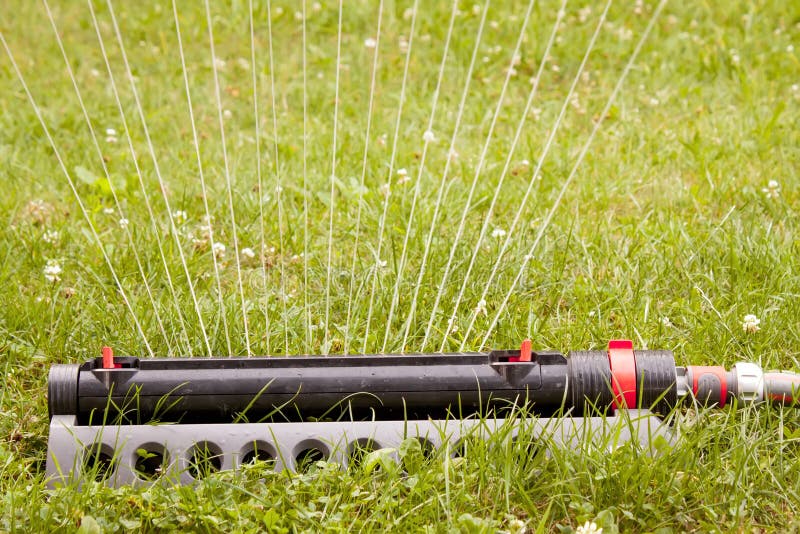 Sproeier bespuitend water stock foto. Image of naughty - 64063956