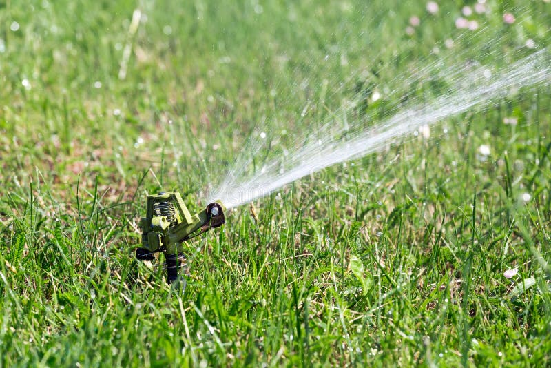 Watersproeier stock foto. Image of landbouw, gazon, groen - 32825558