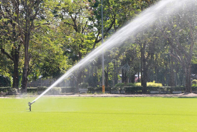 Sproeier in Het Water Geven Van Groen Gazon Van Golfcursussen Stock ...