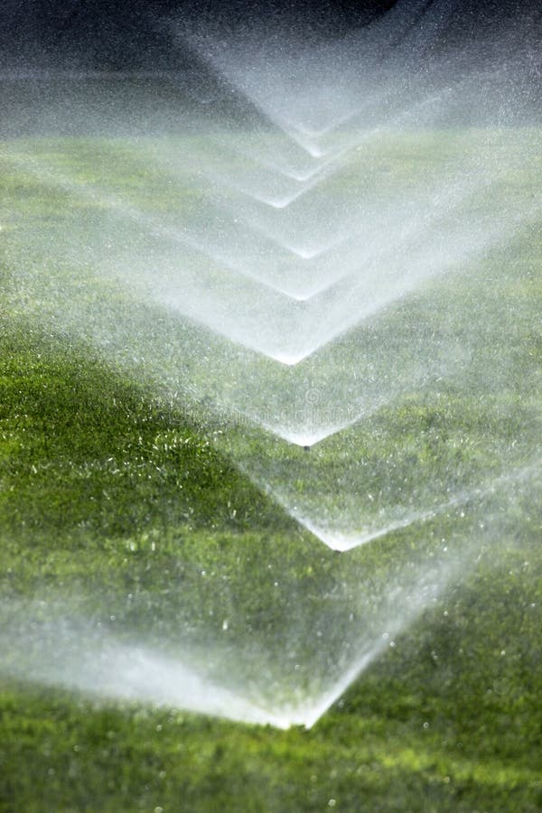 Sproeiers Op Een Groen Gazon Stock Foto - Image of gebied, water: 91803108