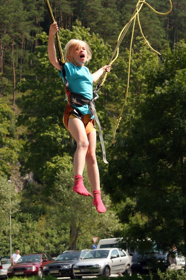Sprong stock foto. Image of adrenaline, glimlachen, meisjes - 3055218