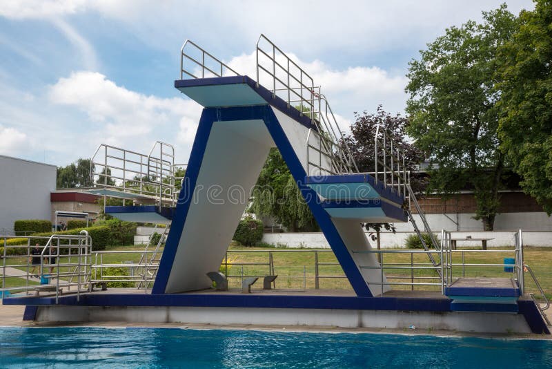 Bemannen Sie Das Springen Weg Vom Sprungbrett am Swimmingpool Stockbild ...